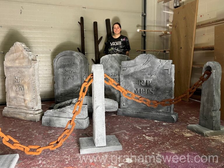 Realistic tombstones for iQuila’s spooky stand